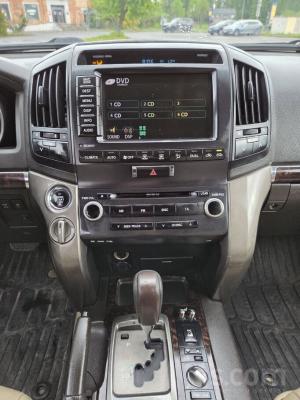 Black Toyota Land Cruiser 2008 in Riga, with an engine capacity of 4.50 L and mileage of 330 thousand km for 21000 €, photo 11 on AUTOMOTO.COM.LV