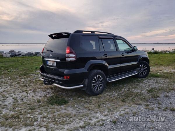 Toyota Land Cruiser 2008 in Tallinn on AUTOMOTO.COM.LV Black Toyota Land Cruiser 2008 in Tallinn, with an engine capacity of 3.00 L and mileage of 380 thousand km for 12000 €, photo 5 on AUTOMOTO.COM.LV