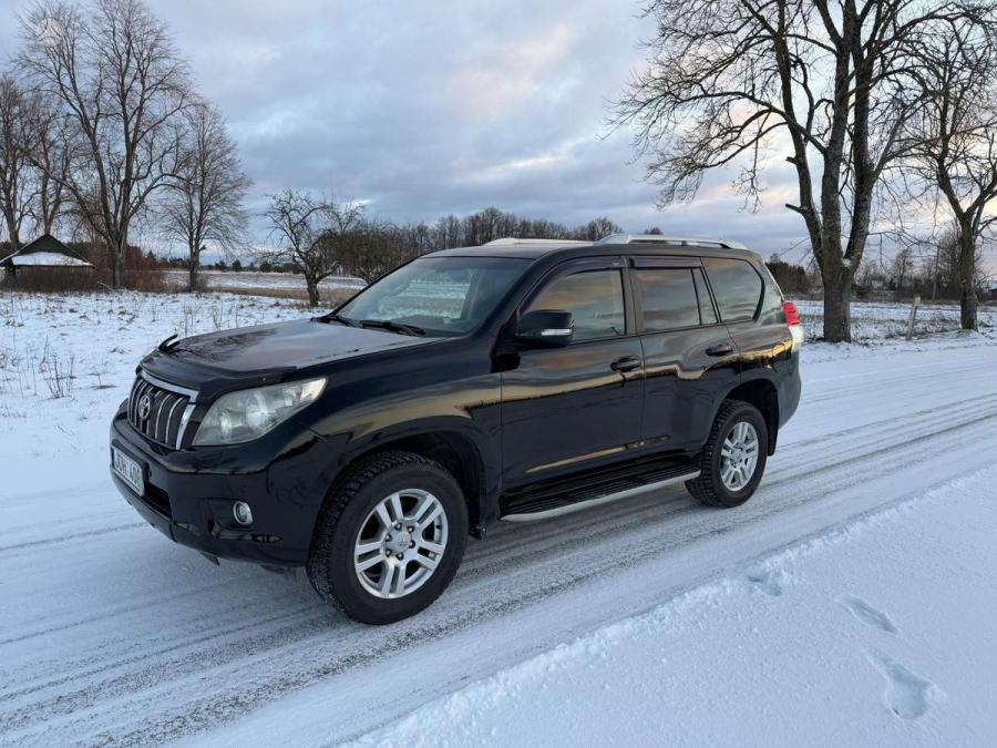 Melns Toyota Land Cruiser 2010 Viļņa, ar dzinēja tilpumu 2.98 L un nobraukumu 284 tūkst. km par 16800 €, foto 1 vietnē AUTOMOTO.COM.LV