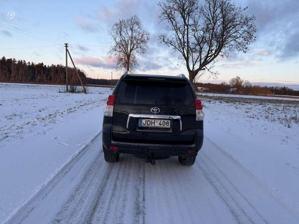 Melns Toyota Land Cruiser 2010 Viļņa, ar dzinēja tilpumu 2.98 L un nobraukumu 284 tūkst. km par 16800 €, foto 3 vietnē AUTOMOTO.COM.LV