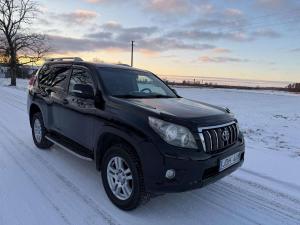 Melns Toyota Land Cruiser 2010 Viļņa, ar dzinēja tilpumu 2.98 L un nobraukumu 284 tūkst. km par 16800 €, foto 4 vietnē AUTOMOTO.COM.LV
