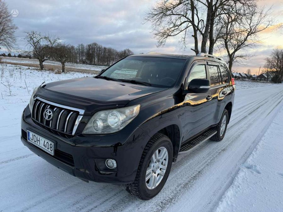 Melns Toyota Land Cruiser 2010 Viļņa, ar dzinēja tilpumu 2.98 L un nobraukumu 280 tūkst. km par 16900 €, foto 1 vietnē AUTOMOTO.COM.LV