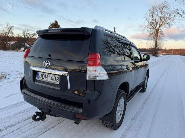 Black Toyota Land Cruiser 2010 in Vilnius, with an engine capacity of 2.98 L and mileage of 280 thousand km for 16900 €, photo 3 on AUTOMOTO.COM.LV
