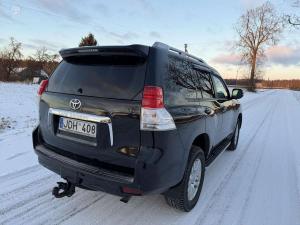 Melns Toyota Land Cruiser 2010 Viļņa, ar dzinēja tilpumu 2.98 L un nobraukumu 280 tūkst. km par 16900 €, foto 3 vietnē AUTOMOTO.COM.LV
