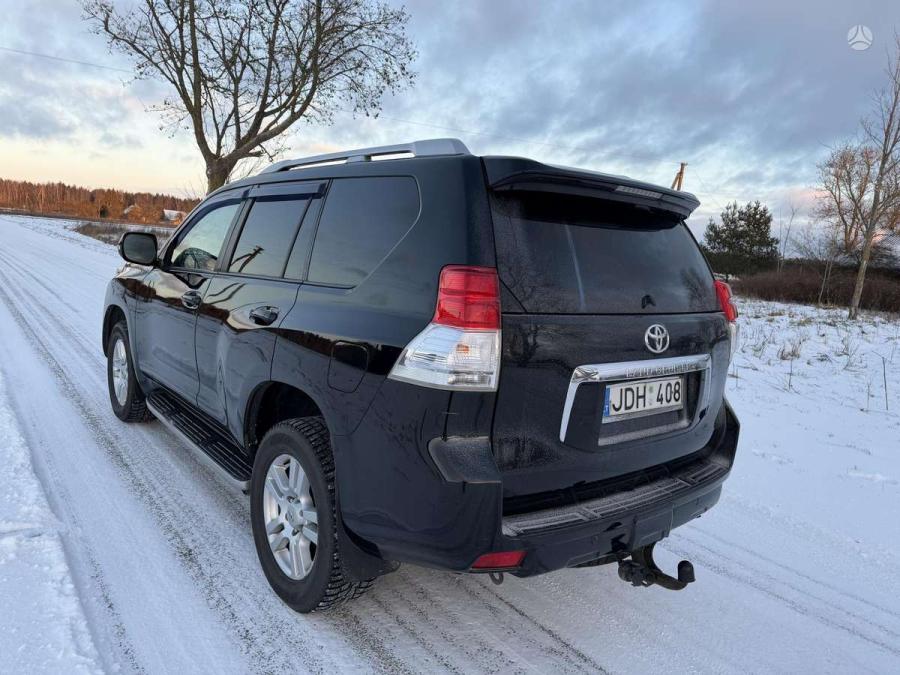 Melns Toyota Land Cruiser 2010 Viļņa, ar dzinēja tilpumu 2.98 L un nobraukumu 280 tūkst. km par 16900 €, foto 4 vietnē AUTOMOTO.COM.LV