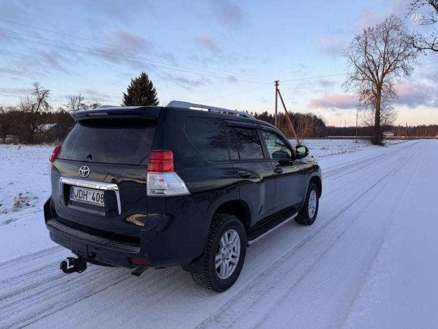 Melns Toyota Land Cruiser 2010 Viļņa, ar dzinēja tilpumu 2.98 L un nobraukumu 280 tūkst. km par 16900 €, foto 10 vietnē AUTOMOTO.COM.LV