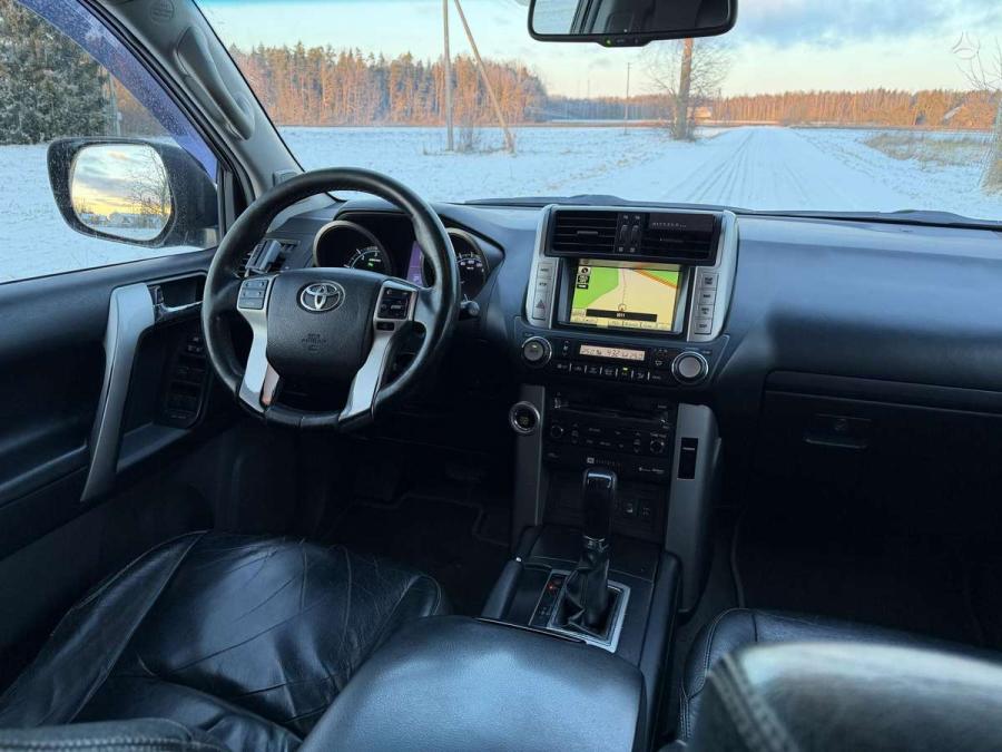 Melns Toyota Land Cruiser 2010 Viļņa, ar dzinēja tilpumu 2.98 L un nobraukumu 280 tūkst. km par 16900 €, foto 14 vietnē AUTOMOTO.COM.LV