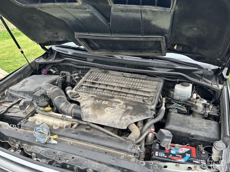 Melns Toyota Land Cruiser 2010 Jonava, ar dzinēja tilpumu 4.50 L un nobraukumu 450 tūkst. km par 9100 €, foto 24 vietnē AUTOMOTO.COM.LV