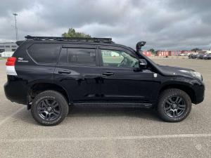 Black Toyota Land Cruiser 2010 in Vilnius, with an engine capacity of 2.98 L and mileage of 219 thousand km for 23990 €, photo 5 on AUTOMOTO.COM.LV