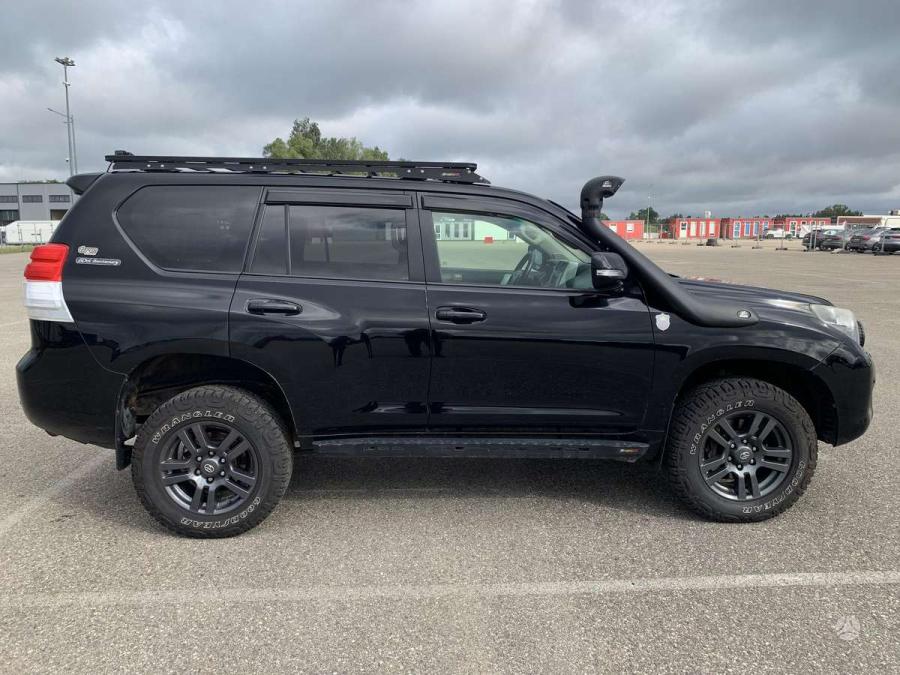 Black Toyota Land Cruiser 2010 in Vilnius, with an engine capacity of 2.98 L and mileage of 219 thousand km for 23990 €, photo 5 on AUTOMOTO.COM.LV
