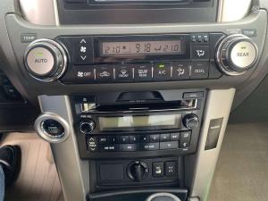 Black Toyota Land Cruiser 2010 in Vilnius, with an engine capacity of 2.98 L and mileage of 219 thousand km for 23990 €, photo 18 on AUTOMOTO.COM.LV
