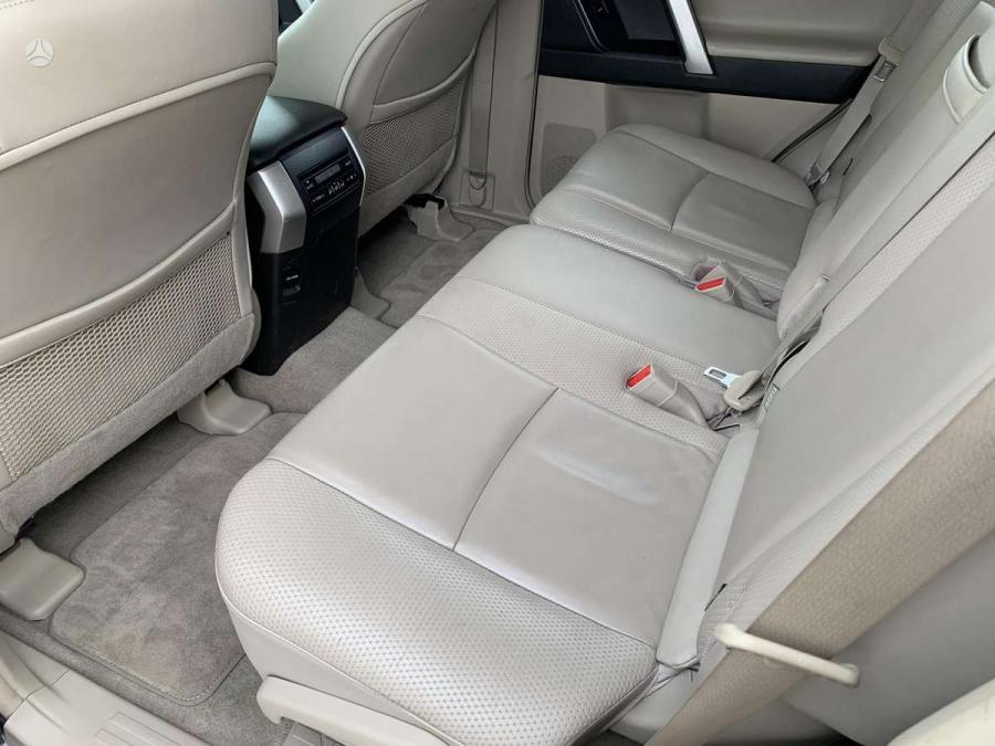 Black Toyota Land Cruiser 2010 in Vilnius, with an engine capacity of 2.98 L and mileage of 219 thousand km for 23990 €, photo 23 on AUTOMOTO.COM.LV