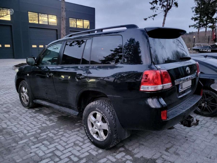 Melns Toyota Land Cruiser 2011 Viļņa, ar dzinēja tilpumu 4.50 L un nobraukumu 400 tūkst. km par 13550 €, foto 3 vietnē AUTOMOTO.COM.LV