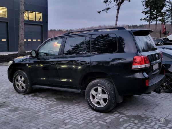 Melns Toyota Land Cruiser 2011 Viļņa, ar dzinēja tilpumu 4.50 L un nobraukumu 400 tūkst. km par 13550 €, foto 3 vietnē AUTOMOTO.COM.LV