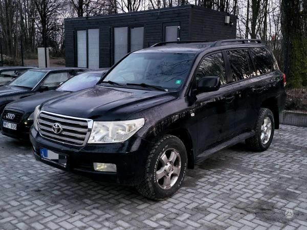 Melns Toyota Land Cruiser 2011 Viļņa, ar dzinēja tilpumu 4.50 L un nobraukumu 400 tūkst. km par 12890 €, foto 3 vietnē AUTOMOTO.COM.LV