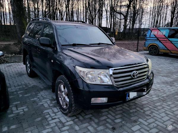 Melns Toyota Land Cruiser 2011 Viļņa, ar dzinēja tilpumu 4.50 L un nobraukumu 400 tūkst. km par 12890 €, foto 7 vietnē AUTOMOTO.COM.LV