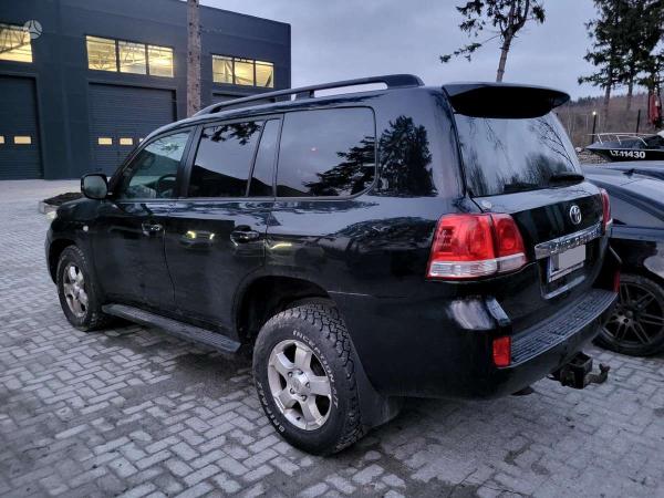 Melns Toyota Land Cruiser 2011 Viļņa, ar dzinēja tilpumu 4.50 L un nobraukumu 400 tūkst. km par 12890 €, foto 9 vietnē AUTOMOTO.COM.LV
