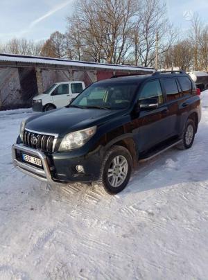 Melns Toyota Land Cruiser 2011 Akmenė, ar dzinēja tilpumu 2.98 L un nobraukumu 670 tūkst. km par 18500 €, foto 2 vietnē AUTOMOTO.COM.LV