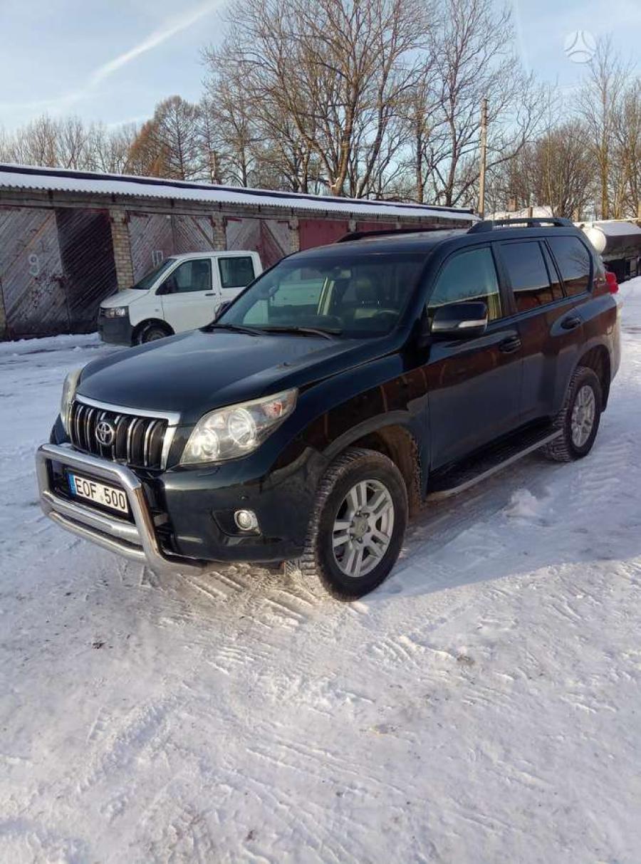 Melns Toyota Land Cruiser 2011 Akmenė, ar dzinēja tilpumu 2.98 L un nobraukumu 670 tūkst. km par 18500 €, foto 2 vietnē AUTOMOTO.COM.LV