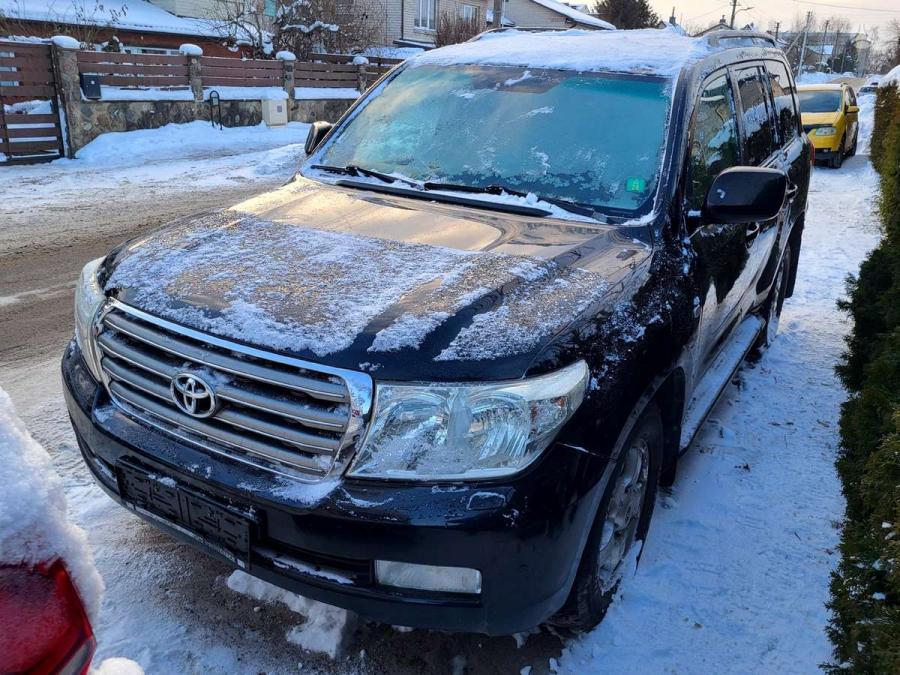 Black Toyota Land Cruiser 2011 in Vilnius, with an engine capacity of 4.50 L and mileage of 400 thousand km for 12750 €, photo 1 on AUTOMOTO.COM.LV