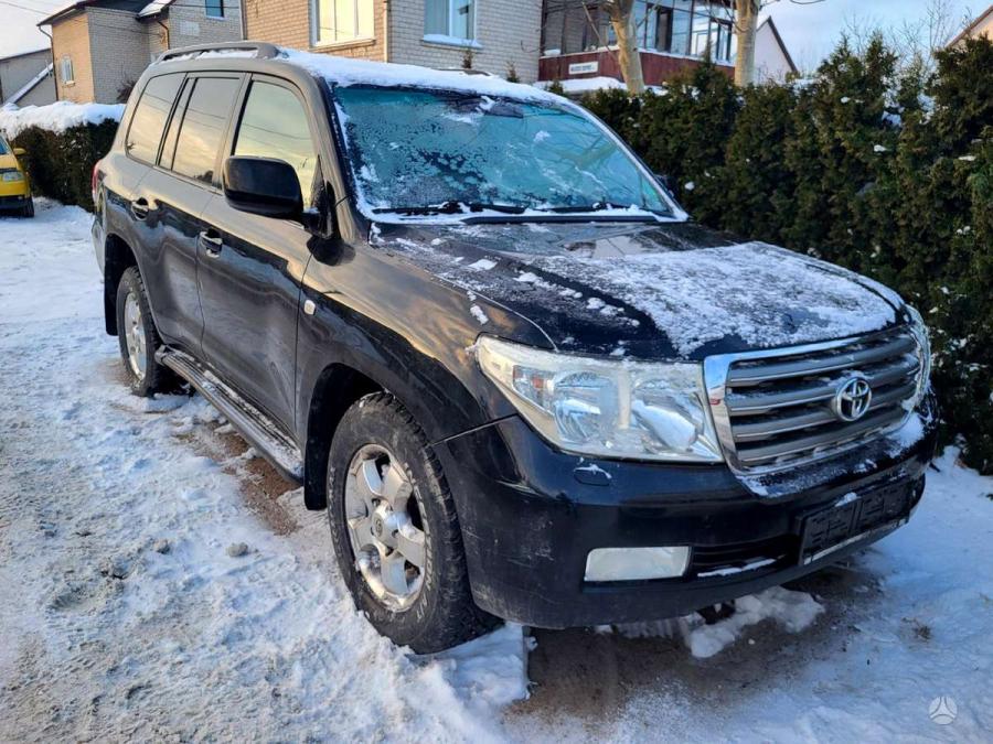 Black Toyota Land Cruiser 2011 in Vilnius, with an engine capacity of 4.50 L and mileage of 400 thousand km for 12750 €, photo 2 on AUTOMOTO.COM.LV