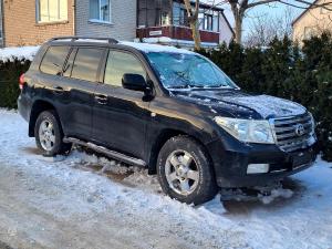 Black Toyota Land Cruiser 2011 in Vilnius, with an engine capacity of 4.50 L and mileage of 400 thousand km for 12750 €, photo 4 on AUTOMOTO.COM.LV