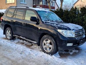Melns Toyota Land Cruiser 2011 Viļņa, ar dzinēja tilpumu 4.50 L un nobraukumu 400 tūkst. km par 12750 €, foto  vietnē AUTOMOTO.COM.LV