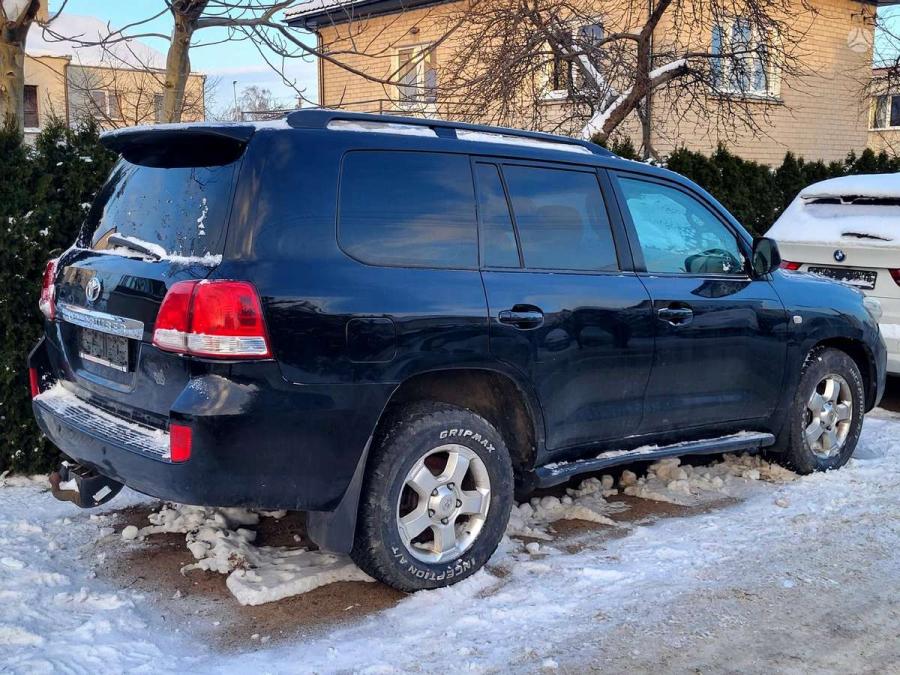 Black Toyota Land Cruiser 2011 in Vilnius, with an engine capacity of 4.50 L and mileage of 400 thousand km for 12750 €, photo 5 on AUTOMOTO.COM.LV