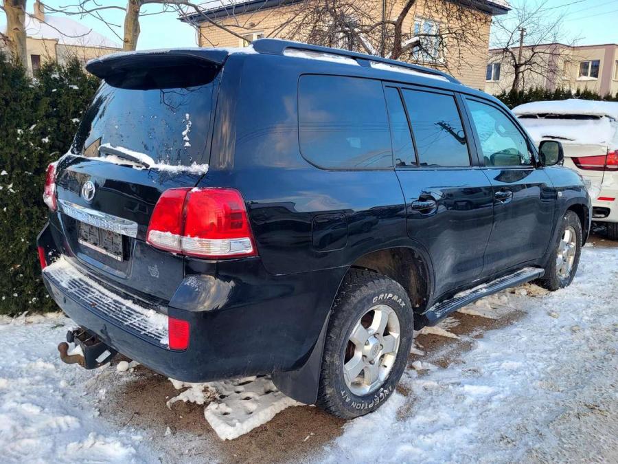 Black Toyota Land Cruiser 2011 in Vilnius, with an engine capacity of 4.50 L and mileage of 400 thousand km for 12750 €, photo 10 on AUTOMOTO.COM.LV