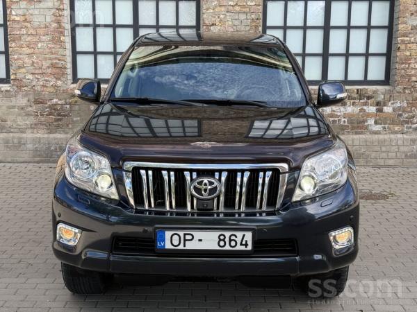 Black Toyota Land Cruiser 2011 in Riga, with an engine capacity of 3.00 L and mileage of 130 thousand km for 23450 €, photo 2 on AUTOMOTO.COM.LV