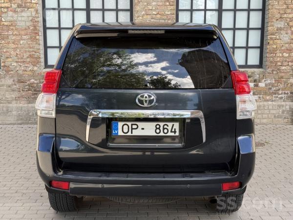 Black Toyota Land Cruiser 2011 in Riga, with an engine capacity of 3.00 L and mileage of 130 thousand km for 23450 €, photo 5 on AUTOMOTO.COM.LV