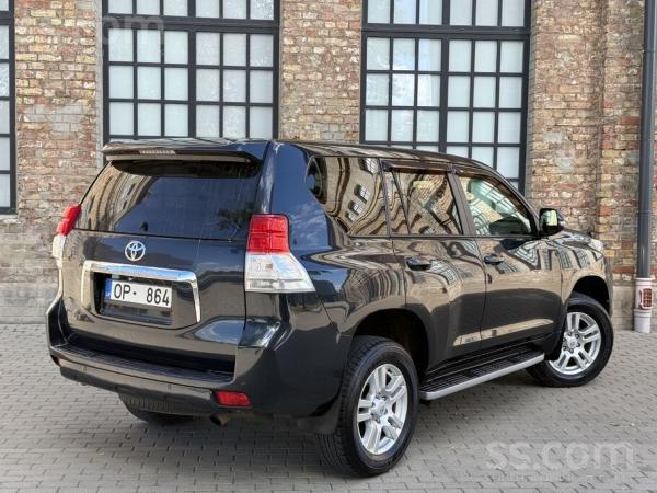 Black Toyota Land Cruiser 2011 in Riga, with an engine capacity of 3.00 L and mileage of 130 thousand km for 23450 €, photo 6 on AUTOMOTO.COM.LV