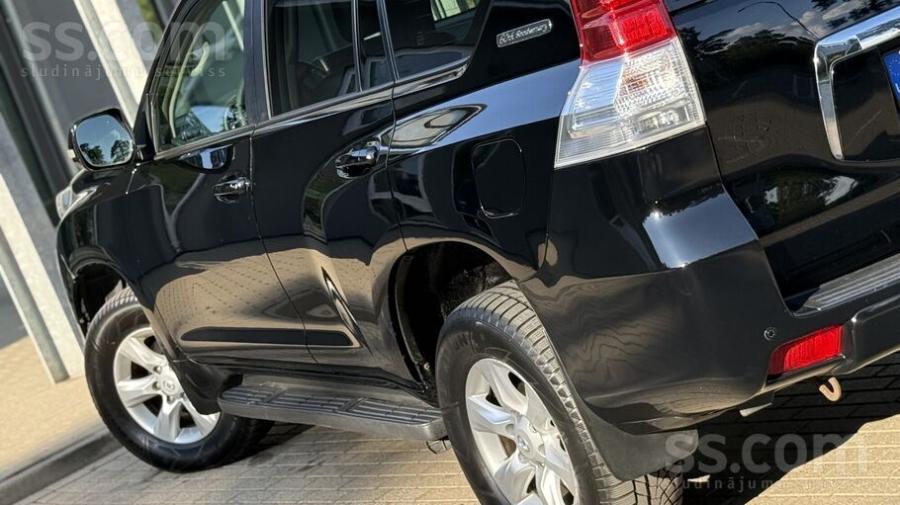 Black Toyota Land Cruiser 2011 in Jurmala, with an engine capacity of 3.00 L and mileage of 0 thousand km for 19950 €, photo 17 on AUTOMOTO.COM.LV