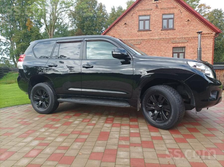 Melns Toyota Land Cruiser 2011 Saldus, ar dzinēja tilpumu 3.00 L un nobraukumu 286 tūkst. km par 21500 €, foto 3 vietnē AUTOMOTO.COM.LV