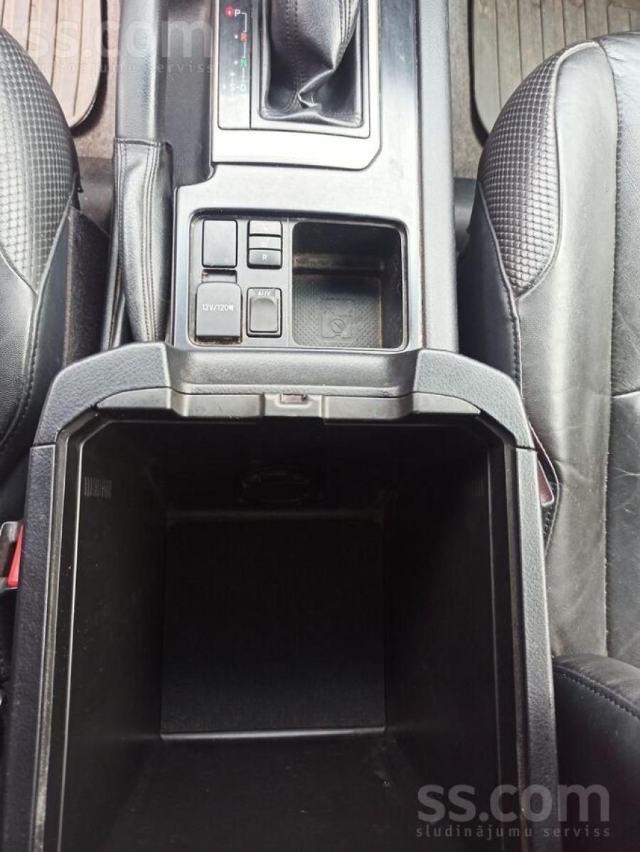 Melns Toyota Land Cruiser 2011 Daugavpils, ar dzinēja tilpumu 3.00 L un nobraukumu 0 tūkst. km par 18200 €, foto 25 vietnē AUTOMOTO.COM.LV