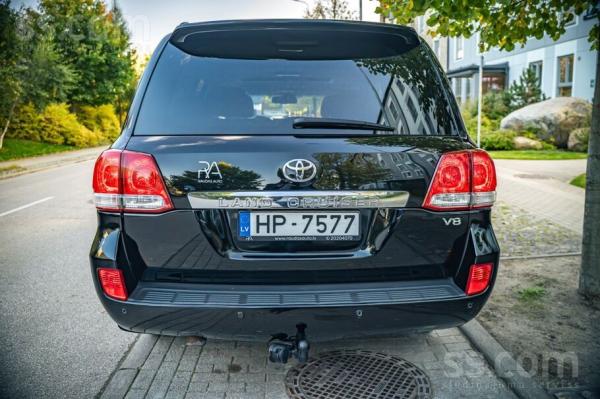 Black Toyota Land Cruiser 2011 in Riga, with an engine capacity of 4.50 L and mileage of 0 thousand km for 26499 €, photo 6 on AUTOMOTO.COM.LV