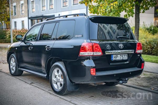 Black Toyota Land Cruiser 2011 in Riga, with an engine capacity of 4.50 L and mileage of 0 thousand km for 26499 €, photo 7 on AUTOMOTO.COM.LV
