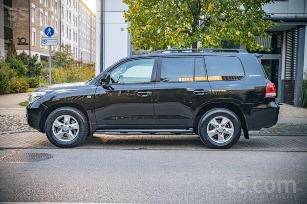 Black Toyota Land Cruiser 2011 in Riga, with an engine capacity of 4.50 L and mileage of 0 thousand km for 26499 €, photo 8 on AUTOMOTO.COM.LV
