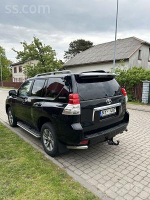 Black Toyota Land Cruiser 2012 in Riga, with an engine capacity of 3.00 L and mileage of 196 thousand km for 10200 €, photo 1 on AUTOMOTO.COM.LV