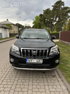 Black Toyota Land Cruiser 2012 in Riga, with an engine capacity of 3.00 L and mileage of 196 thousand km for 10200 €, photo 4 on AUTOMOTO.COM.LV