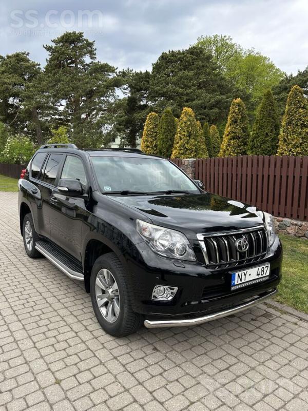 Black Toyota Land Cruiser 2012 in Riga, with an engine capacity of 3.00 L and mileage of 196 thousand km for 10200 €, photo 5 on AUTOMOTO.COM.LV