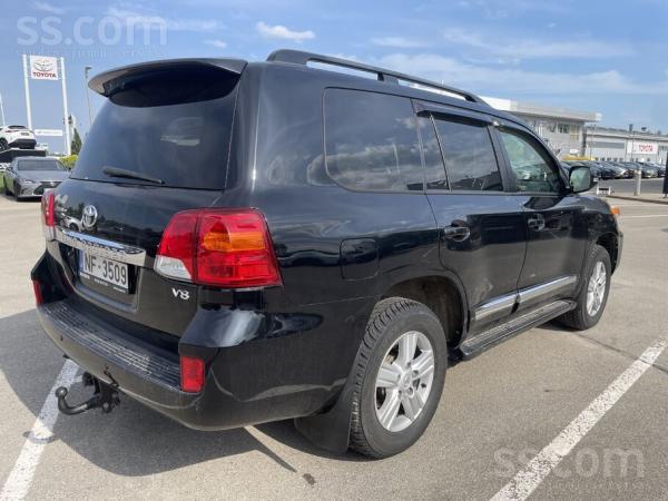 Black Toyota Land Cruiser 2012 in Riga, with an engine capacity of 4.50 L and mileage of 199 thousand km for 9299 €, photo 3 on AUTOMOTO.COM.LV