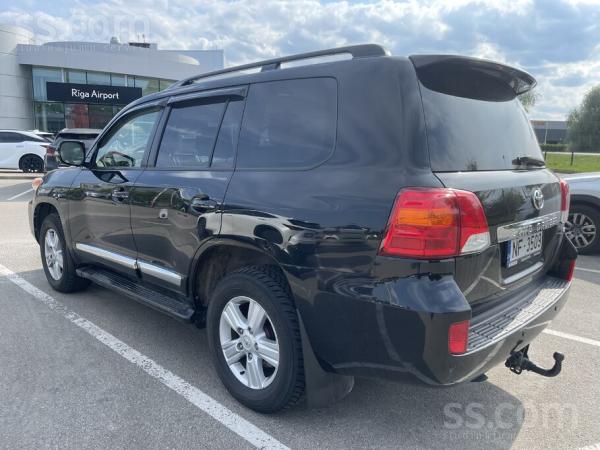 Black Toyota Land Cruiser 2012 in Riga, with an engine capacity of 4.50 L and mileage of 199 thousand km for 9299 €, photo 4 on AUTOMOTO.COM.LV