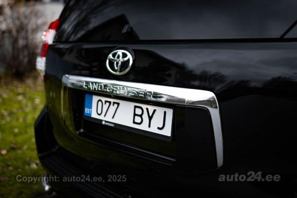 Melns Toyota Land Cruiser 2012 Tallina, ar dzinēja tilpumu 3.00 L un nobraukumu 290 tūkst. km par 24800 €, foto 11 vietnē AUTOMOTO.COM.LV