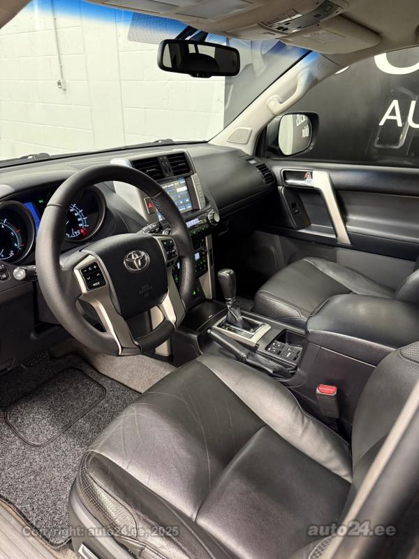 Melns Toyota Land Cruiser 2012 Tallina, ar dzinēja tilpumu 3.00 L un nobraukumu 366 tūkst. km par 23995 €, foto 11 vietnē AUTOMOTO.COM.LV