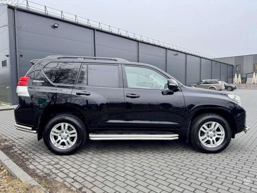 Black Toyota Land Cruiser 2012 in Kaunas, with an engine capacity of 2.98 L and mileage of 405 thousand km for 18700 €, photo 4 on AUTOMOTO.COM.LV