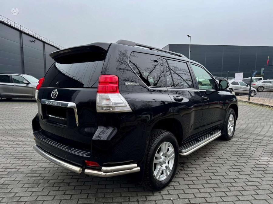 Black Toyota Land Cruiser 2012 in Kaunas, with an engine capacity of 2.98 L and mileage of 405 thousand km for 18700 €, photo 5 on AUTOMOTO.COM.LV