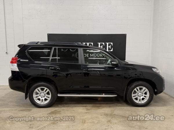 Melns Toyota Land Cruiser 2012 Tallina, ar dzinēja tilpumu 3.00 L un nobraukumu 366 tūkst. km par 22995 €, foto 6 vietnē AUTOMOTO.COM.LV