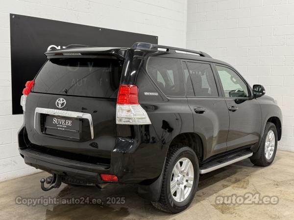 Melns Toyota Land Cruiser 2012 Tallina, ar dzinēja tilpumu 3.00 L un nobraukumu 366 tūkst. km par 22995 €, foto 7 vietnē AUTOMOTO.COM.LV