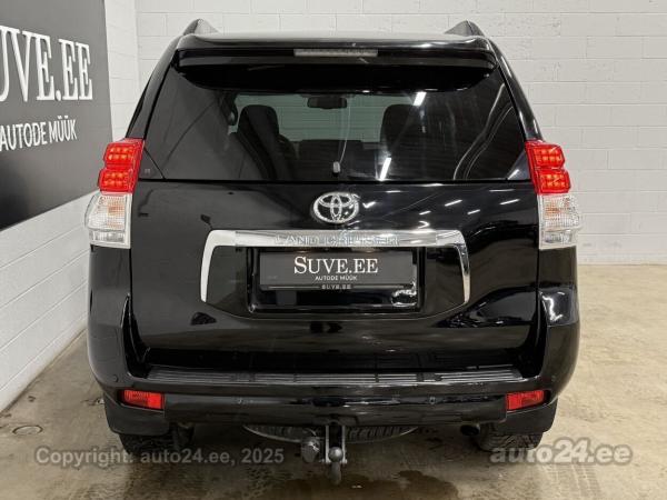 Melns Toyota Land Cruiser 2012 Tallina, ar dzinēja tilpumu 3.00 L un nobraukumu 366 tūkst. km par 22995 €, foto 8 vietnē AUTOMOTO.COM.LV